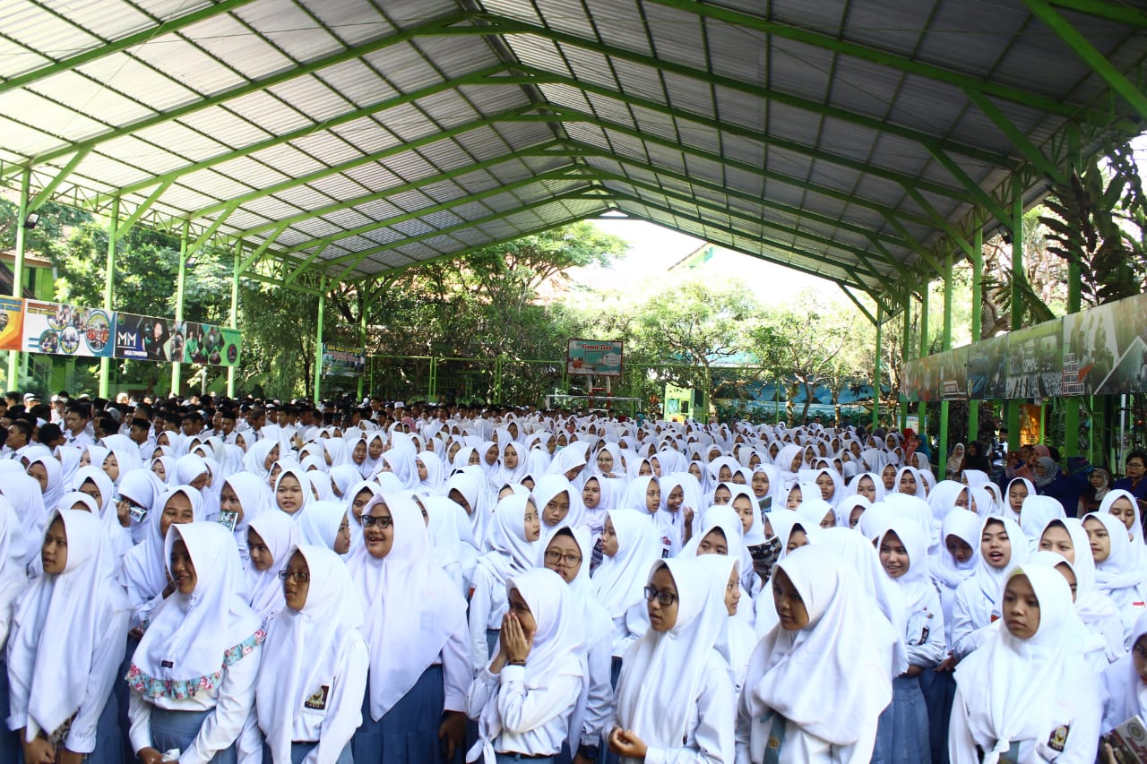 KELUARGA BESAR SMKN 12 MALANG MENGGELAR PERINGATAN MAULID NABI MUHAMMAD ...