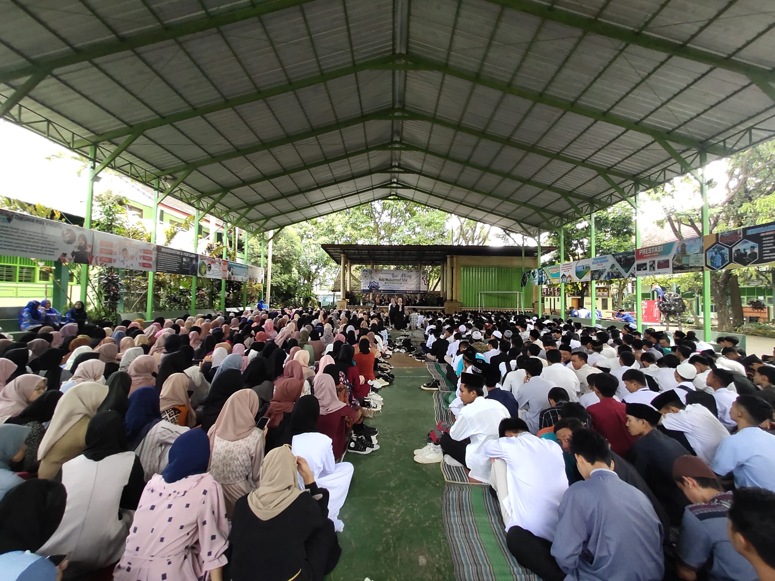 Peringatan Isra Mi'raj Nabi Muhamammad SAW di SMK Negeri 12 Malang ...