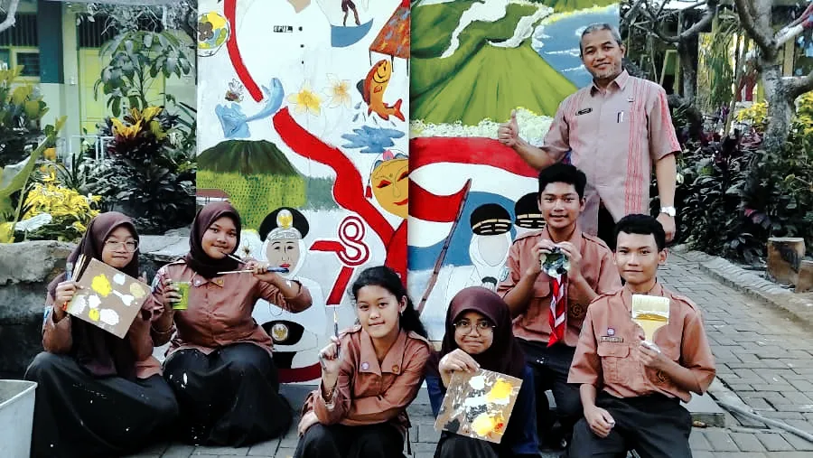 Ekskul Seni Rupa SMK Negeri 12 Malang Persembahkan Mural untuk Jawa ...