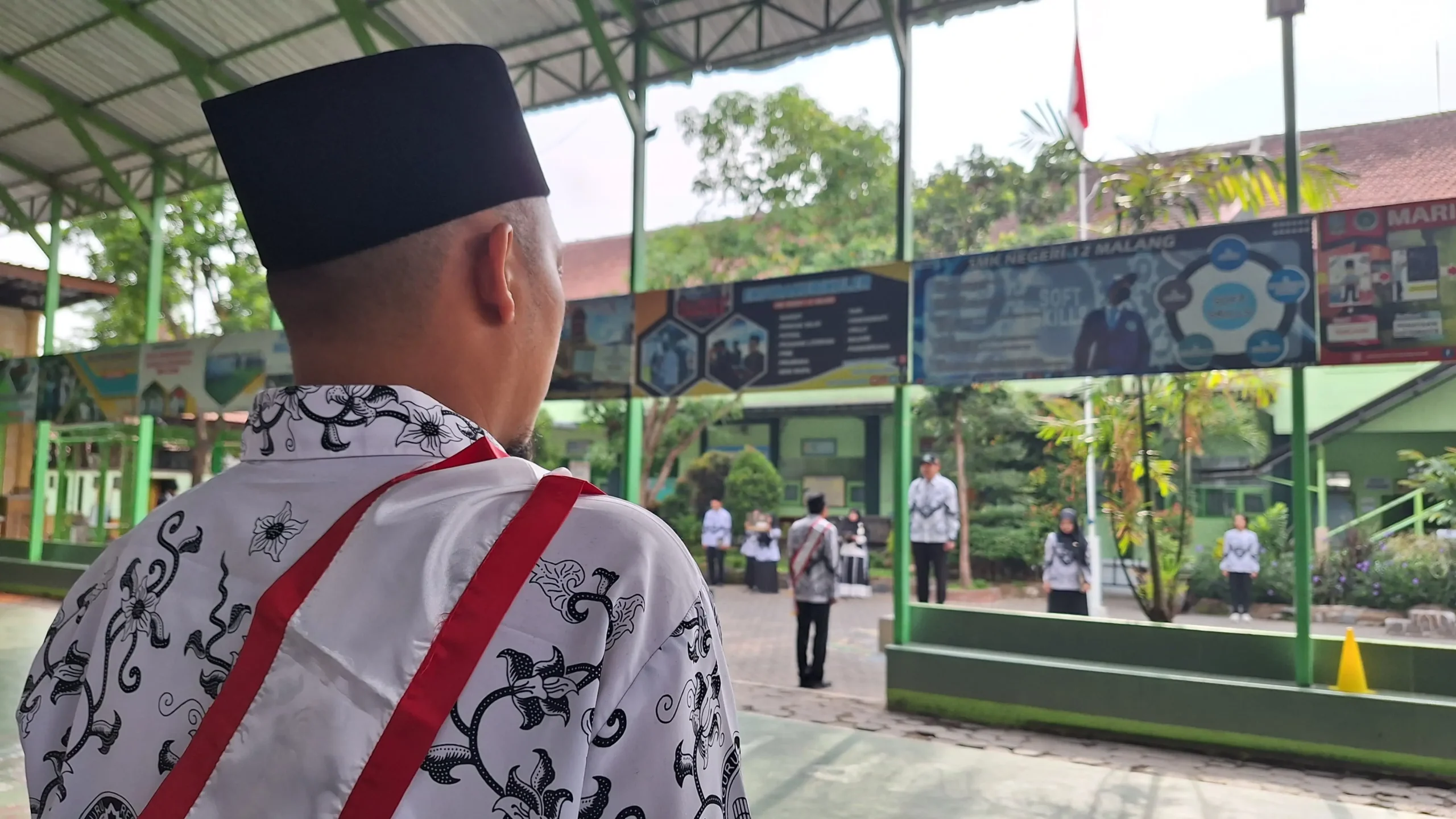 Upacara Bendera Peringatan Hari Guru Nasional di SMKN 12 Malang ...